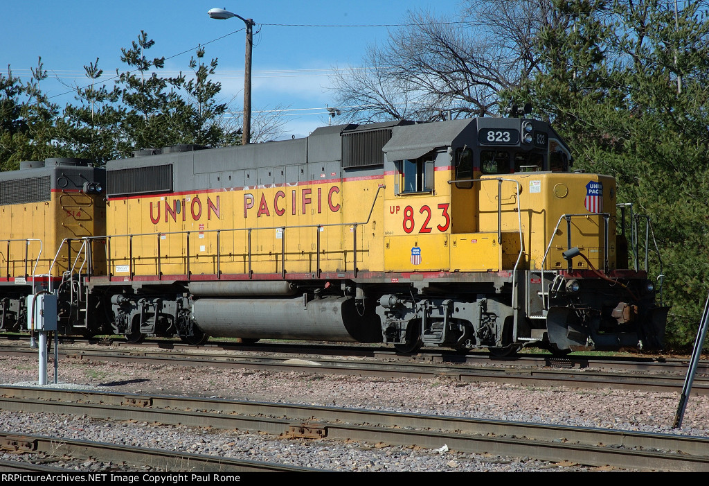 UP 823, EMD GP38-2,